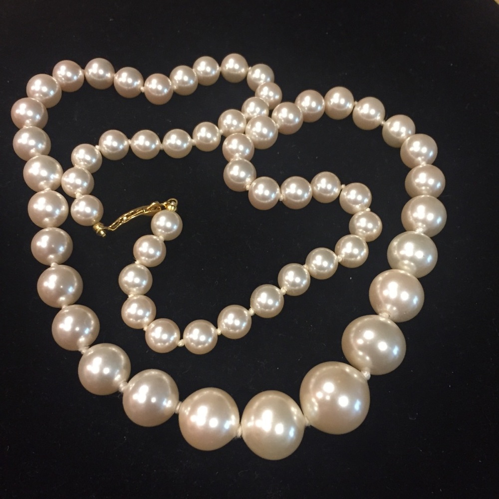 Faux Beautiful Graduated Pearl Necklace Clasp - Gem